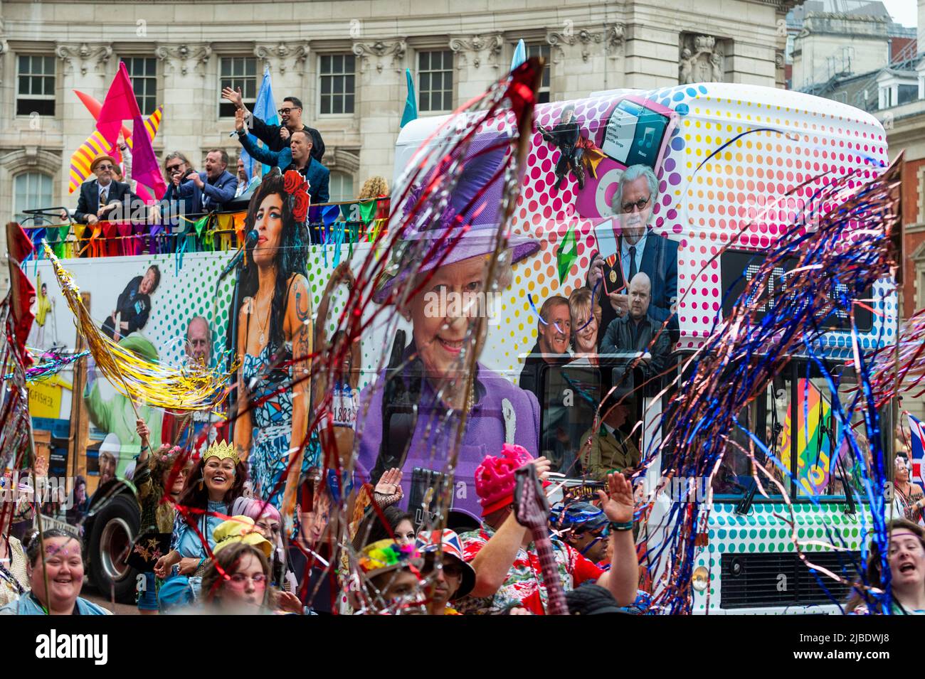 Platinum jubilee pageant bus hi-res stock photography and images - Alamy