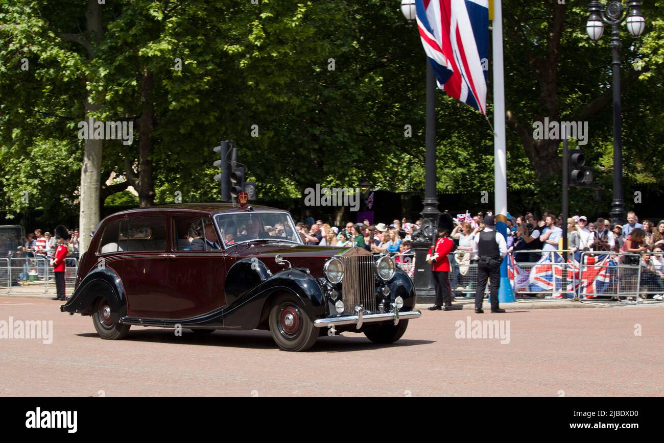 Flag Waving Crowd Royal Limousine The Queen's Platinum Jubilee Trooping ...