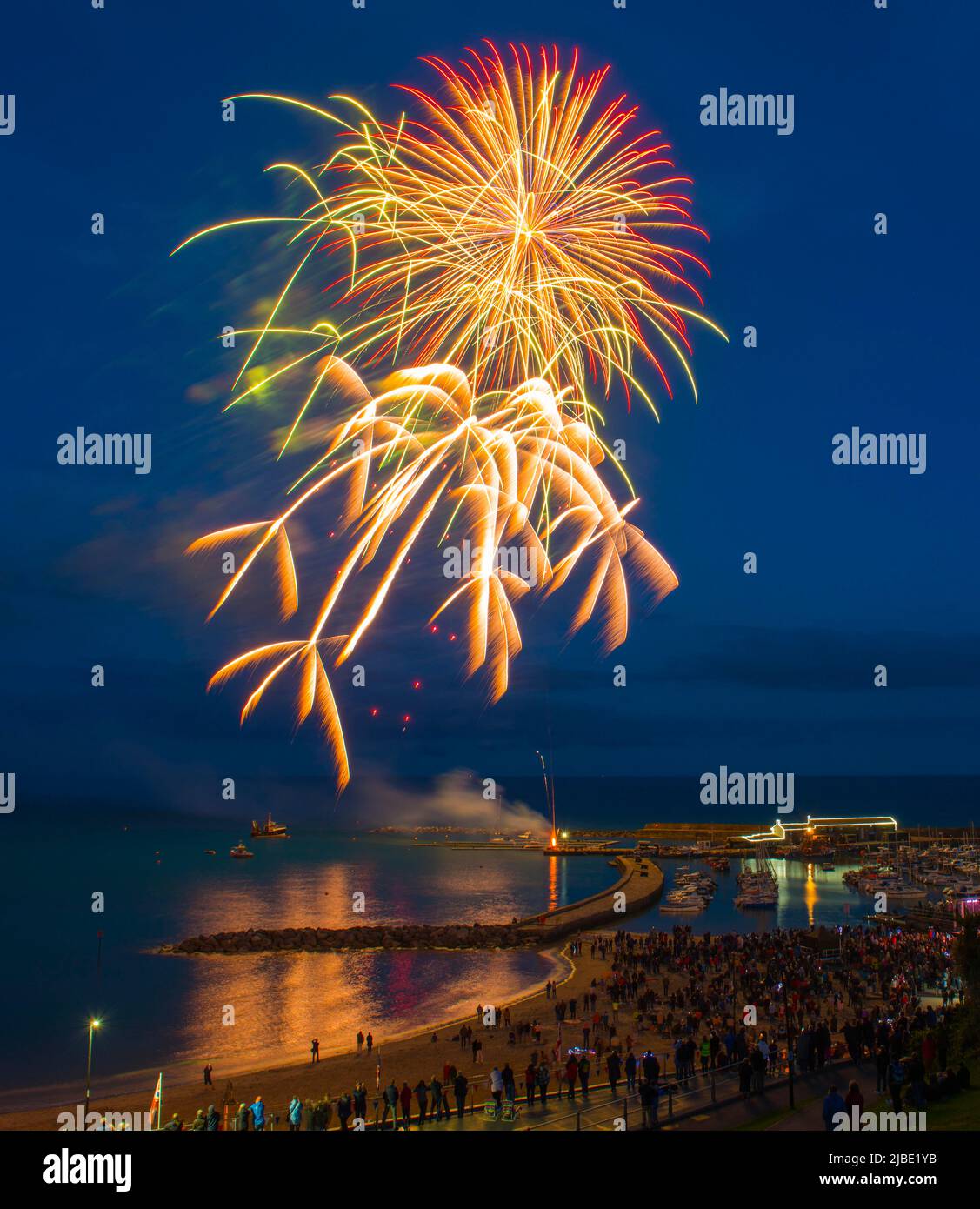 Lyme Regis, Dorset, UK. 5th June 2022. A spectacular Platinum Jubilee ...