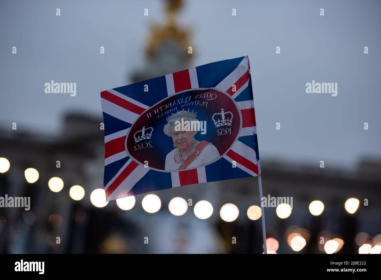 London, UK. 05th June, 2022. A fan holds out the Union Jack with a ...
