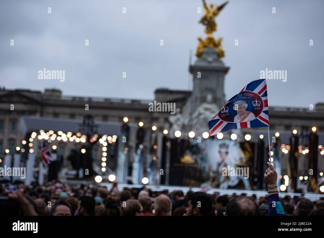 London, UK. 05th June, 2022. A fan holds out the Union Jack with a ...