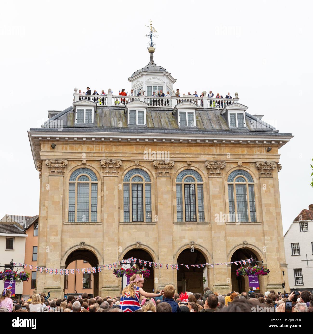 Abingdon bun throwing ceremony to celebrate the Platinum Jubilee for ...