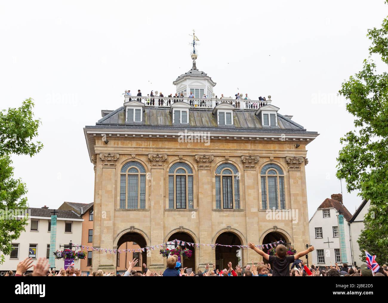Abingdon bun throwing ceremony to celebrate the Platinum Jubilee for ...