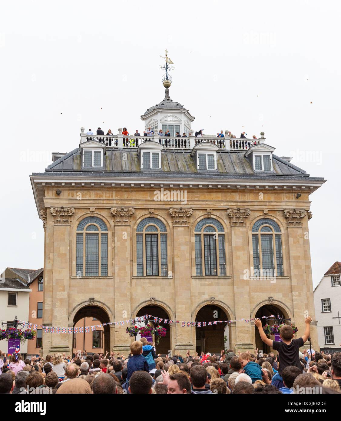 Abingdon bun throwing ceremony to celebrate the Platinum Jubilee for ...