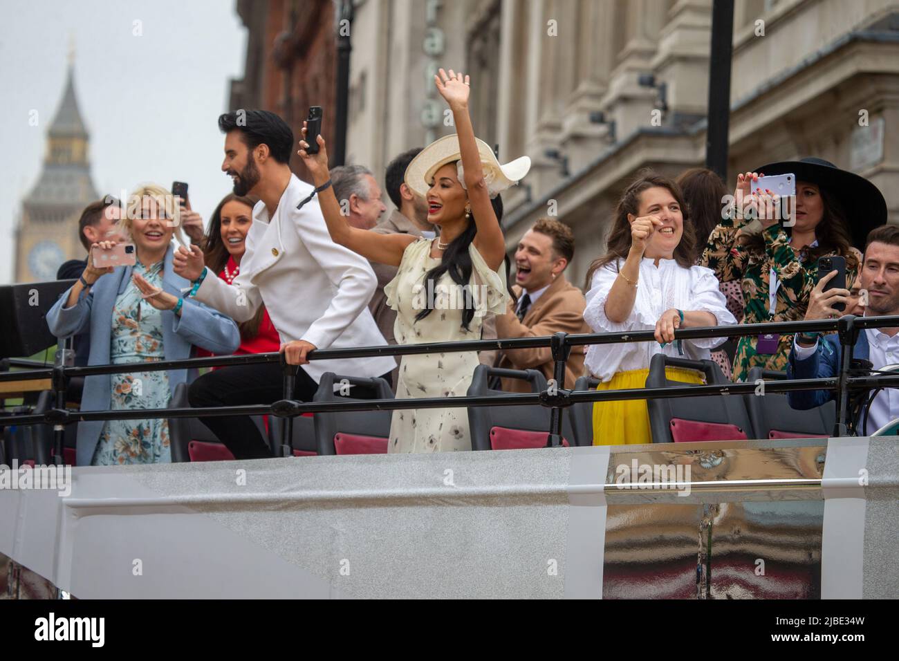 210 bus london hi-res stock photography and images - Alamy