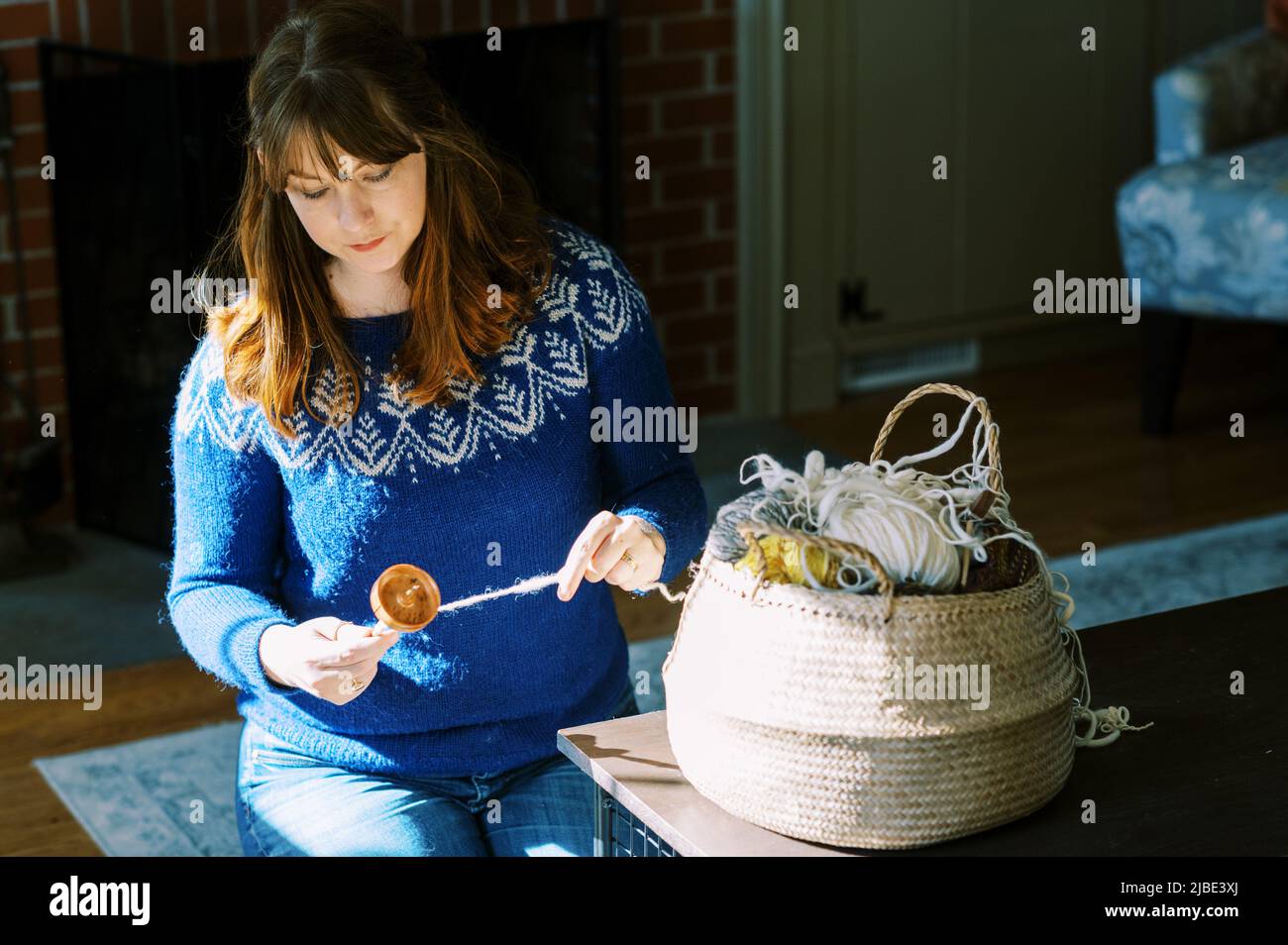 Old woman making a yarn hi-res stock photography and images - Alamy