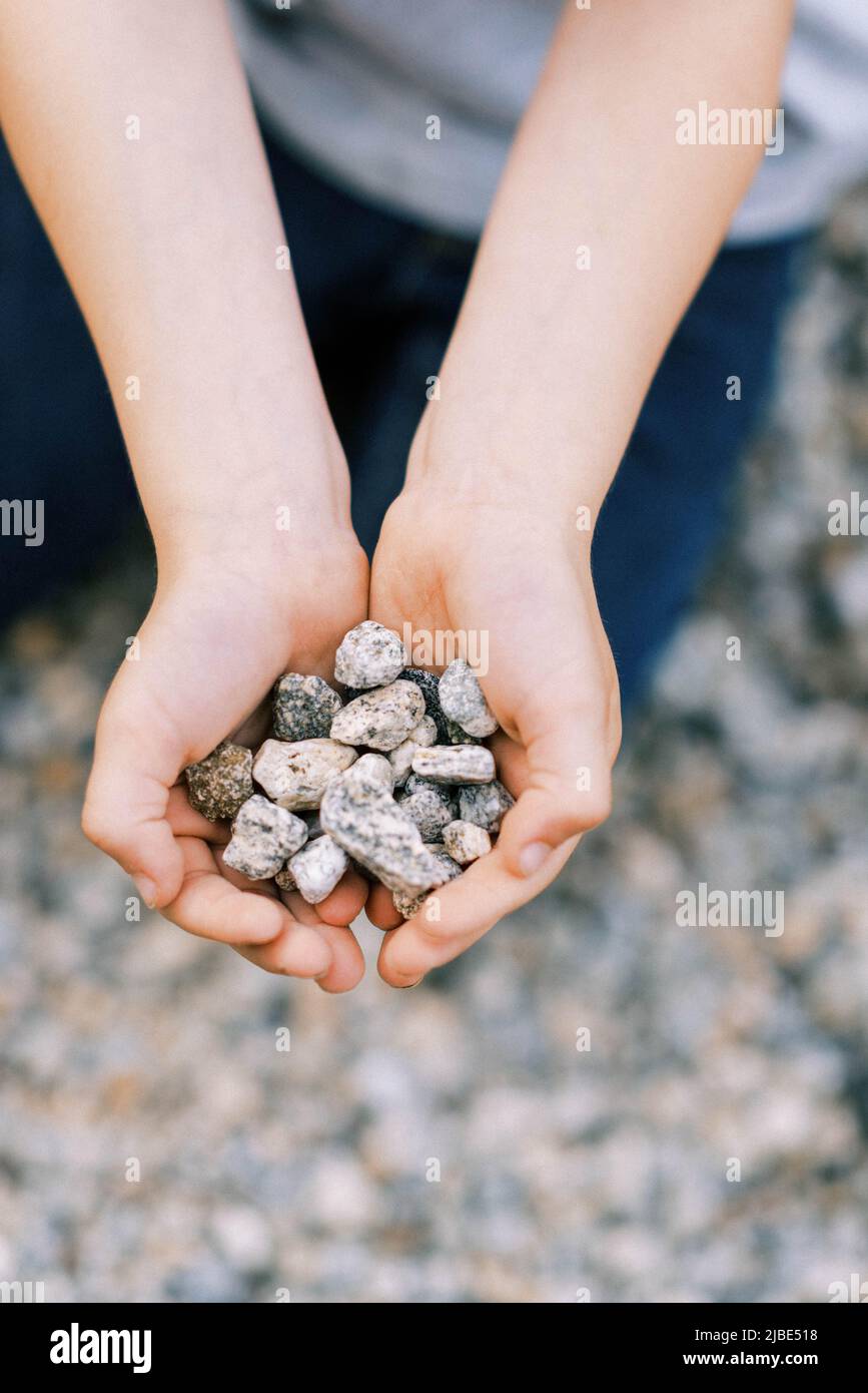 Holding hands gravel hi-res stock photography and images - Alamy