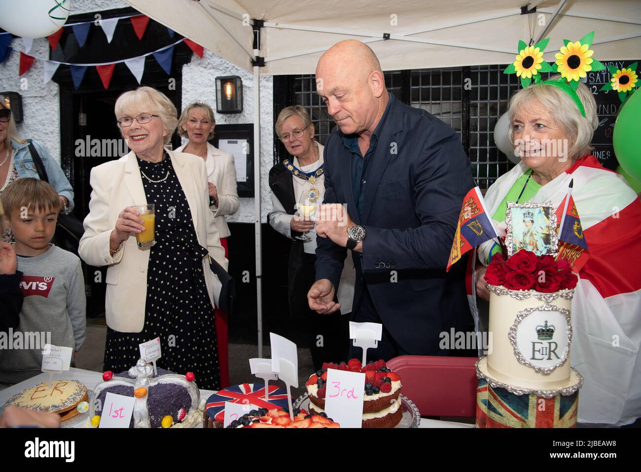 Cookham, Berkshire, UK. 5th June, 2022. Residents and their families ...