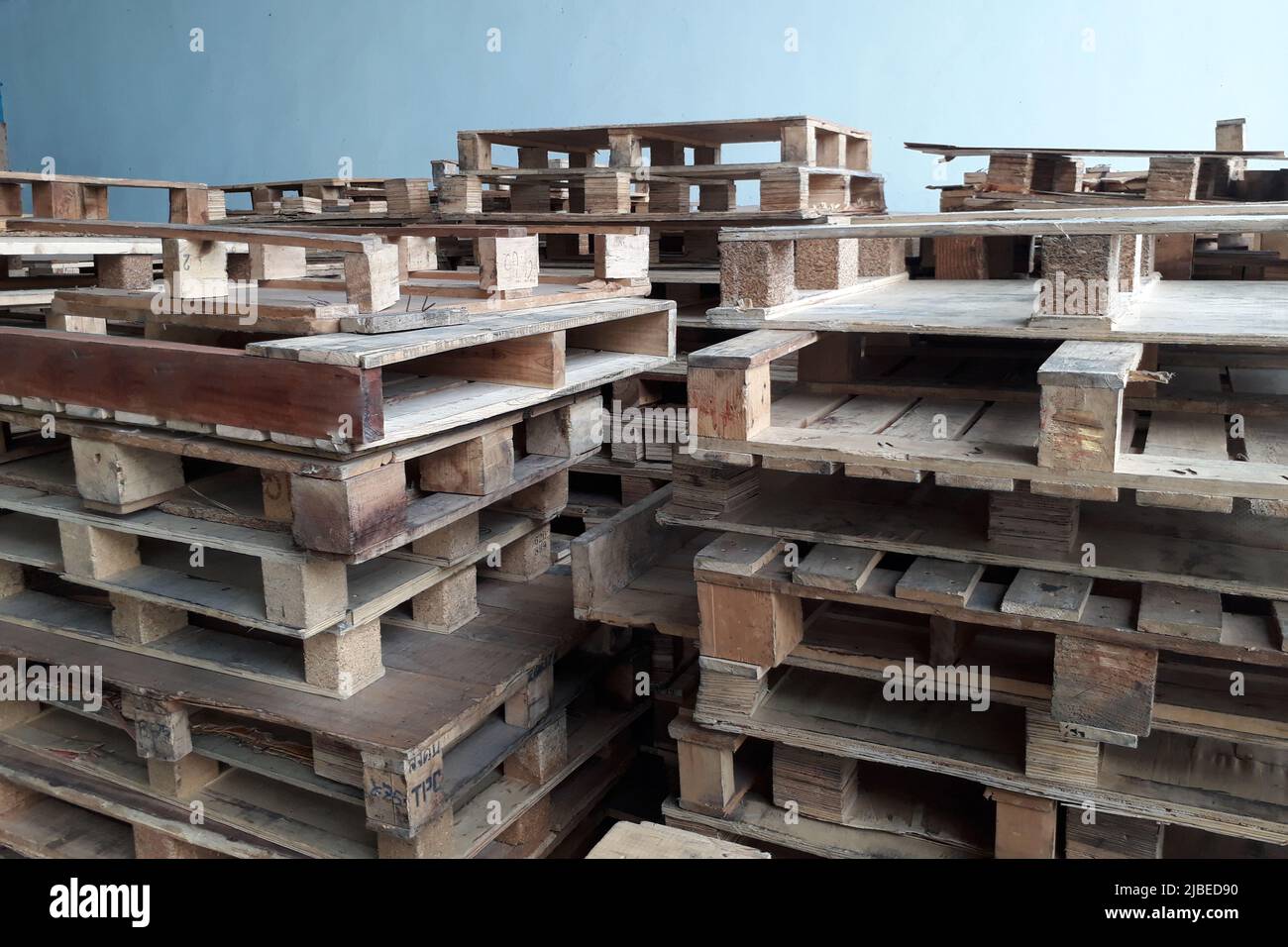 Wood pallets hi-res stock photography and images - Alamy