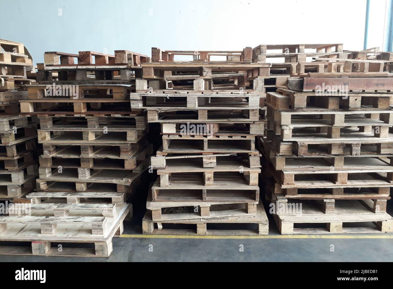 Stack empty wood pallets hi-res stock photography and images - Alamy
