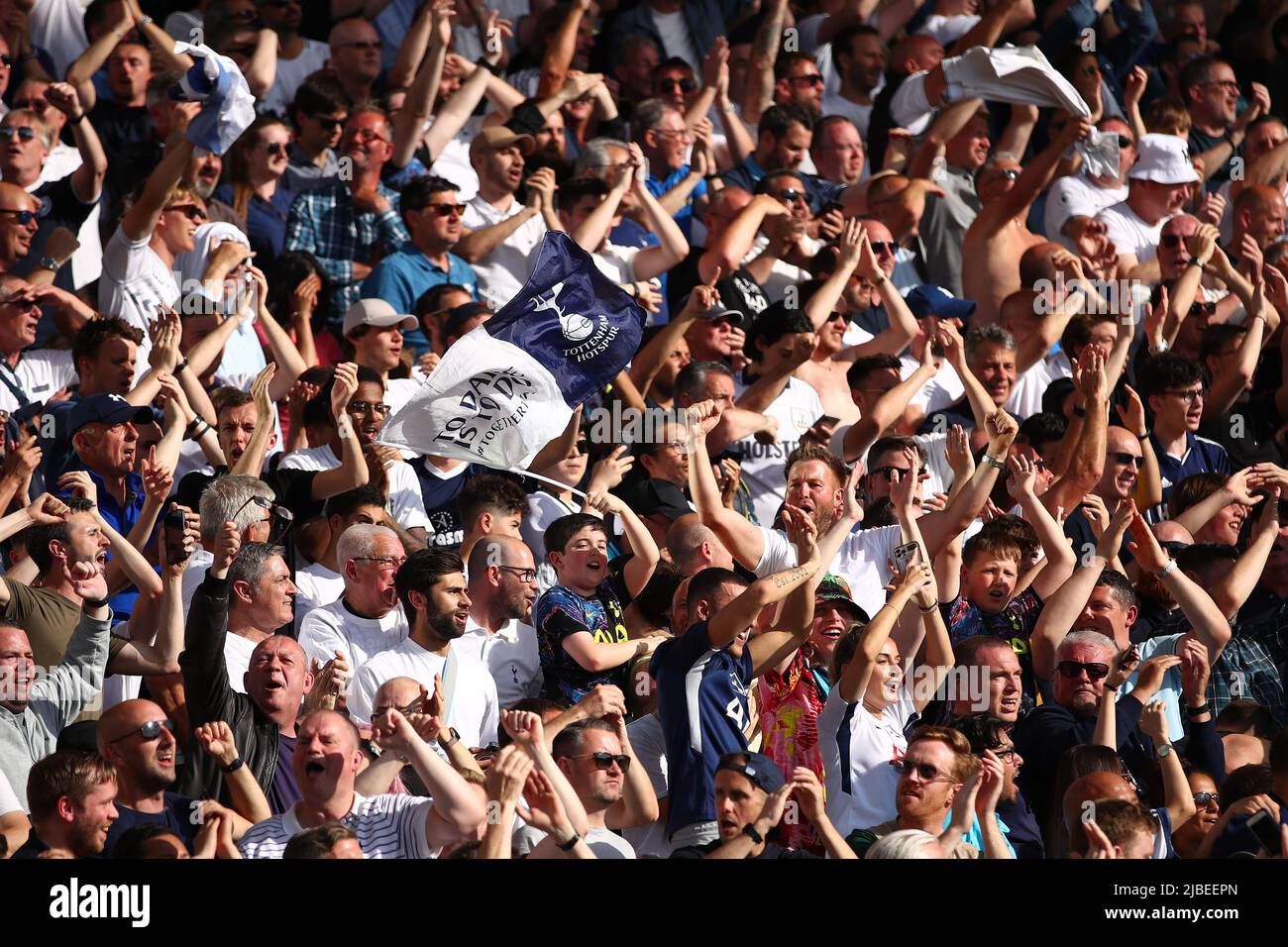Tottenham hotspur fans cheer hi-res stock photography and images - Alamy