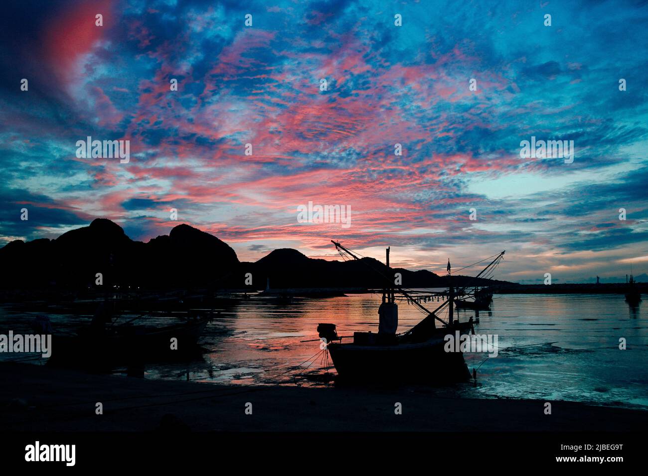 Unseen horizon hi-res stock photography and images - Alamy