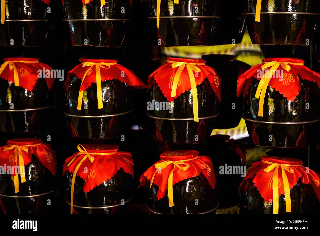 Ancient chinese jars hi-res stock photography and images - Alamy