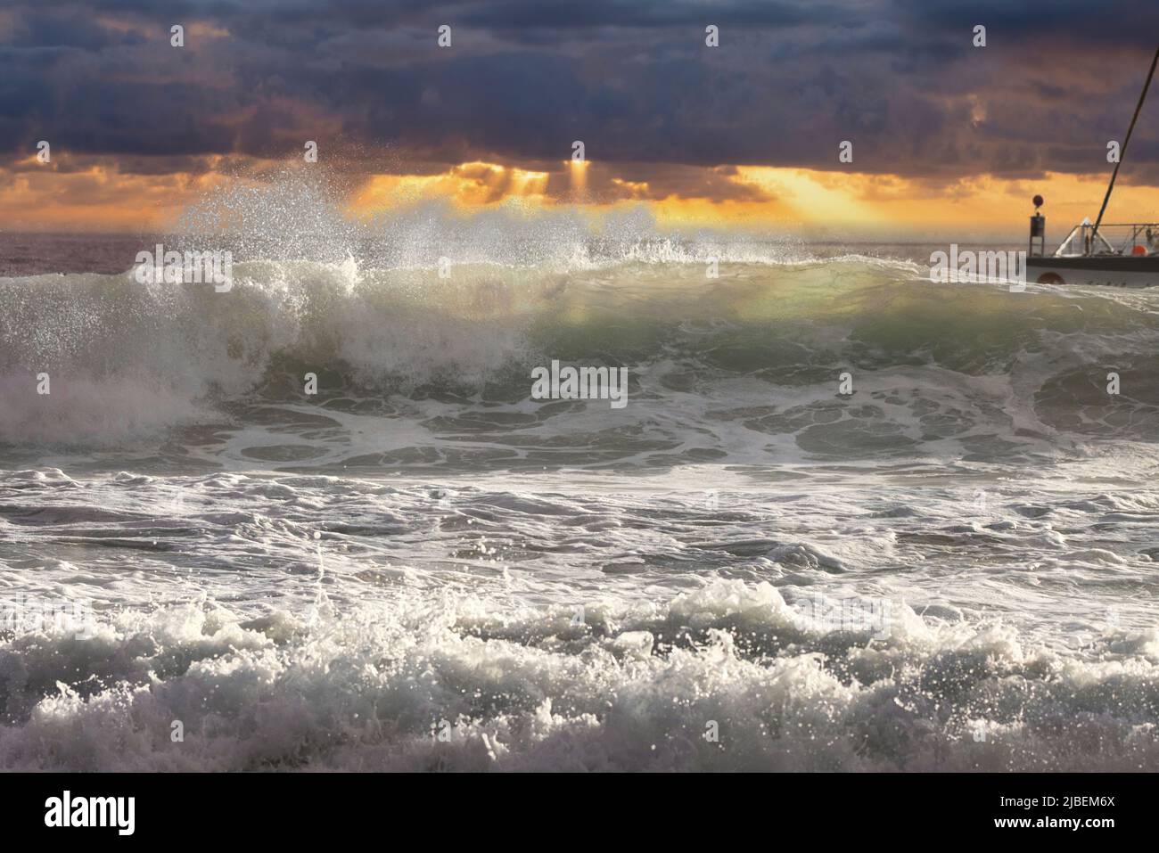 Extreme waves hi-res stock photography and images - Alamy