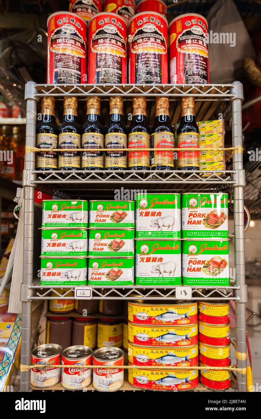 Canned goods on shelves hi-res stock photography and images - Alamy