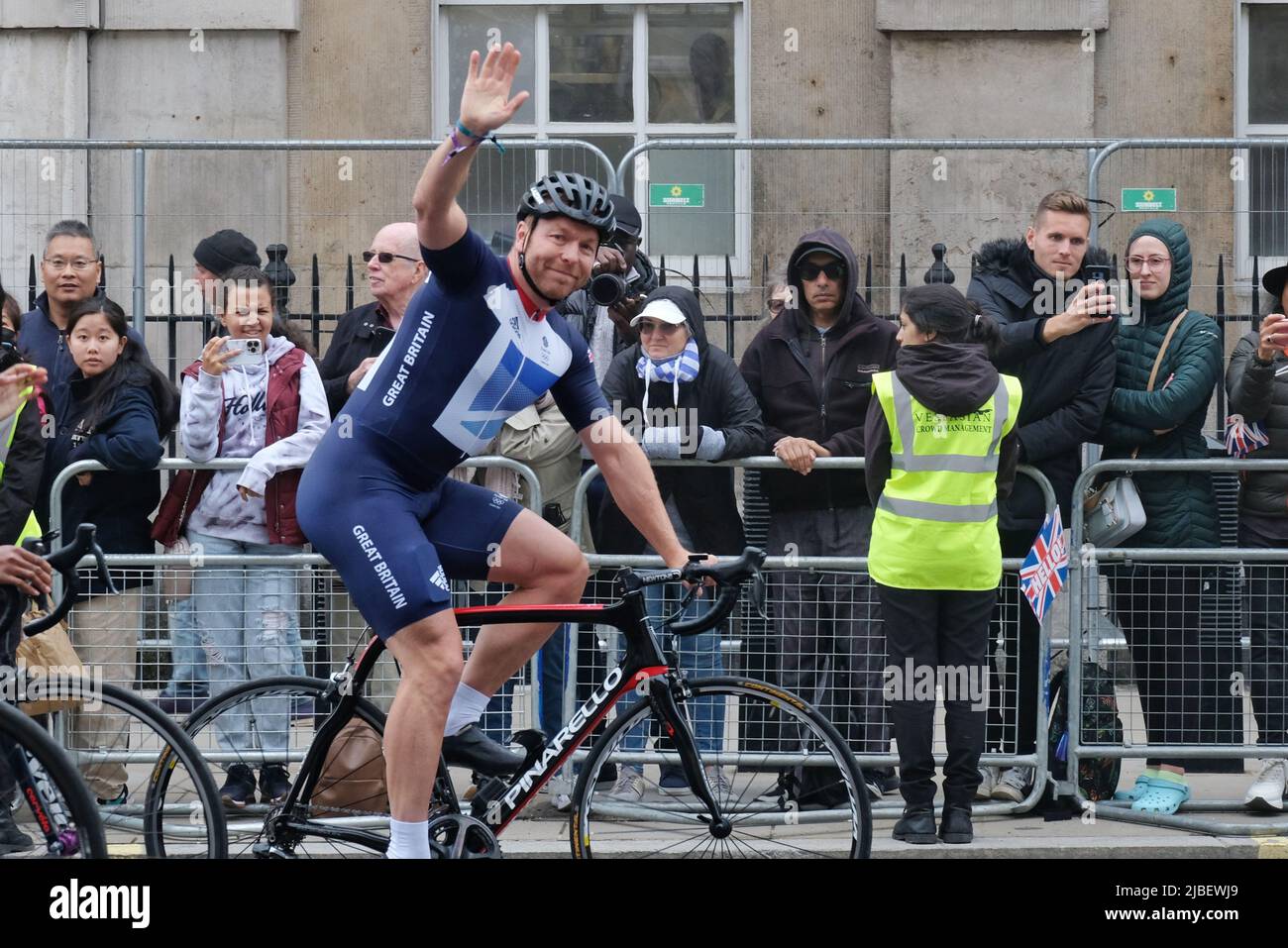 London, UK, 5th June, 2022. Sir Chris Hoy waves on the final day of the ...