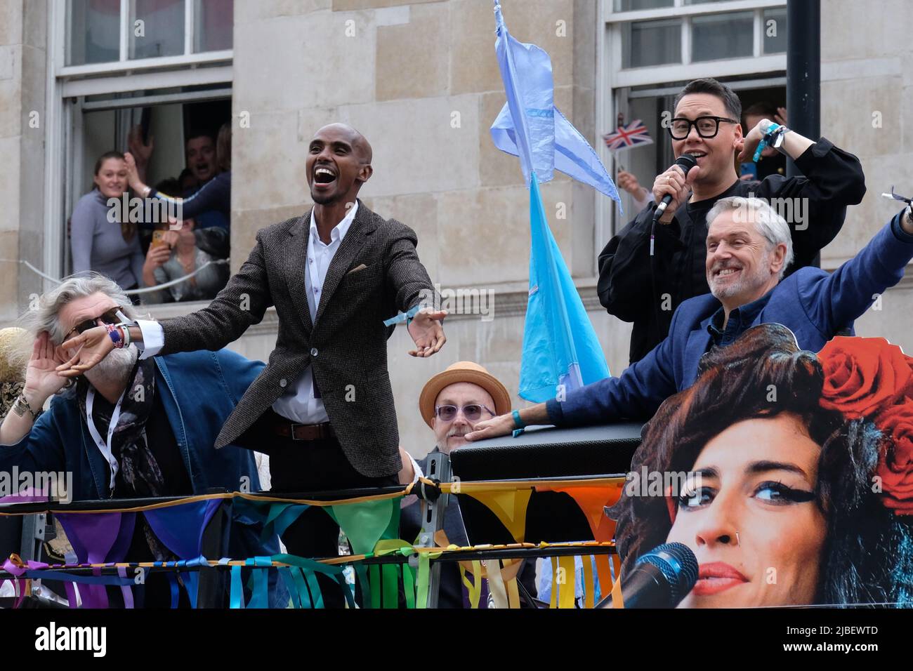 Platinum jubilee pageant bus hi-res stock photography and images - Alamy