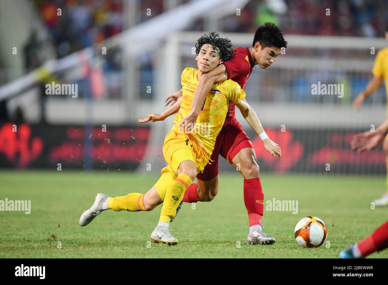 Benjamin James Davis (L) of Thailand and Dung Nham Manh (R) of Vietnam ...