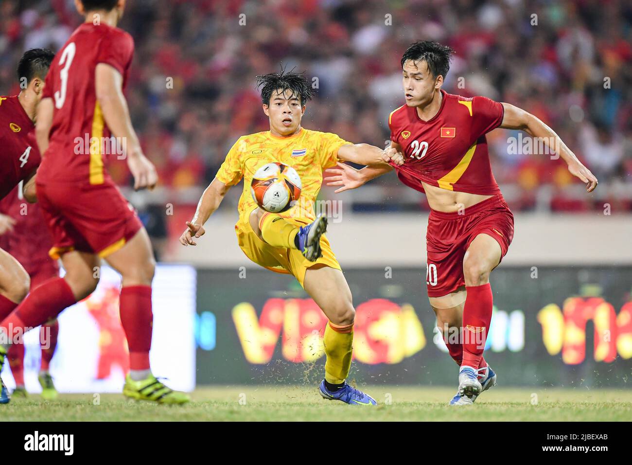Ekanit Panya (L) of Thailand and Anh Bui Hoang Viet (R) of Vietnam in ...