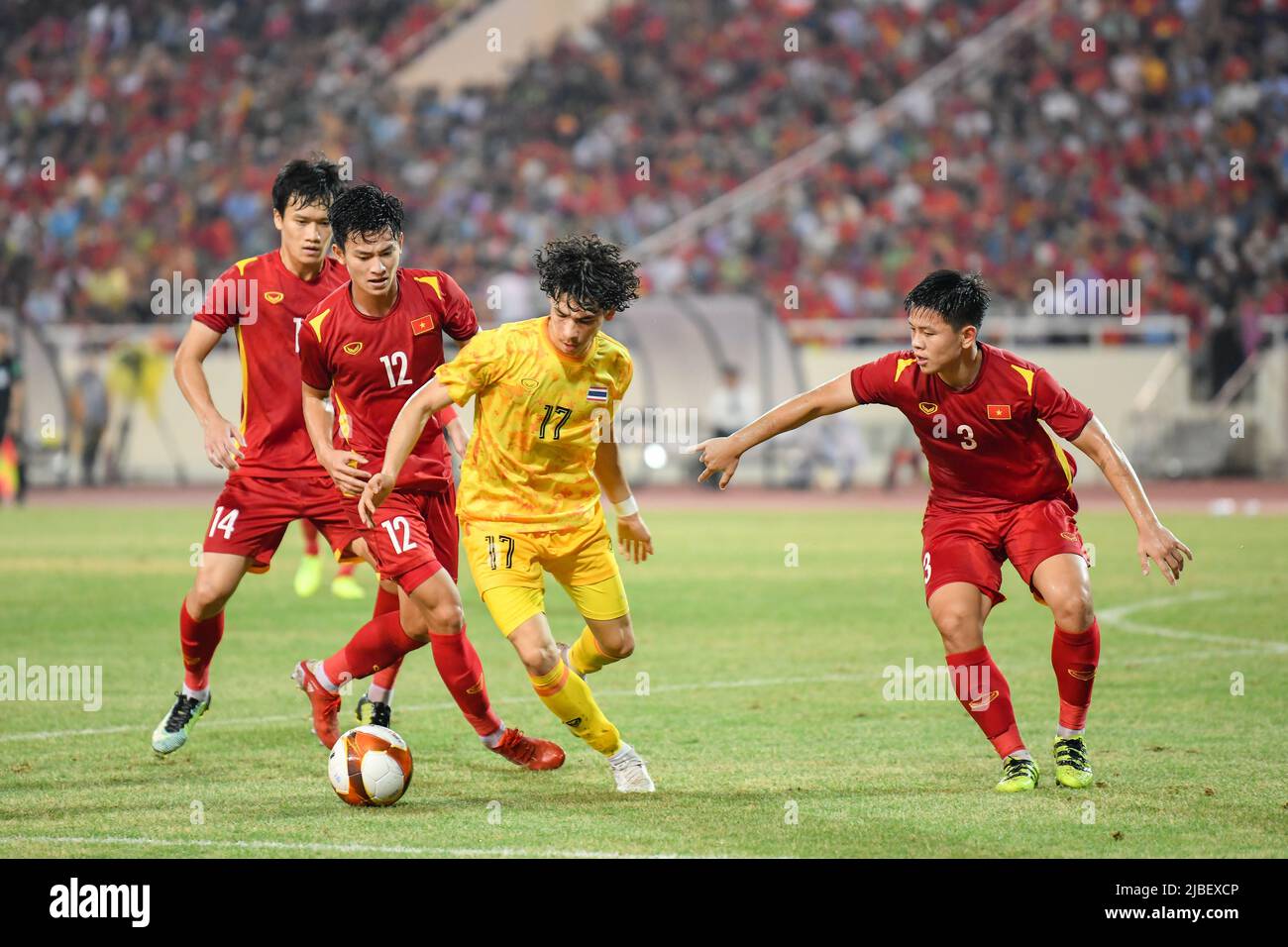 Benjamin James Davis (C) of Thailand, Tai Phan Tuan (L), and Long Vu ...