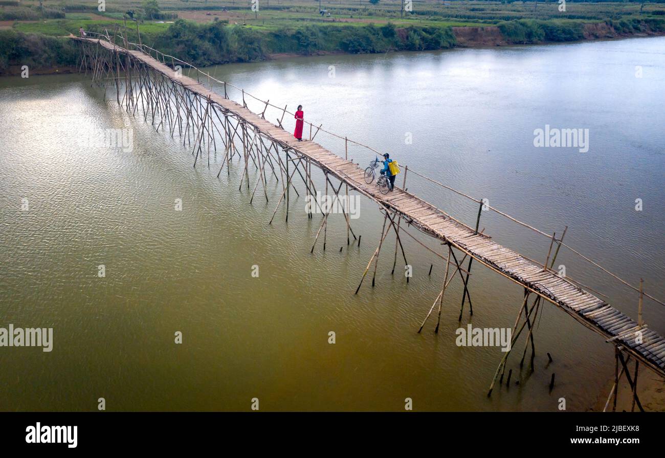 Vietnam bamboo footbridge hi-res stock photography and images - Alamy