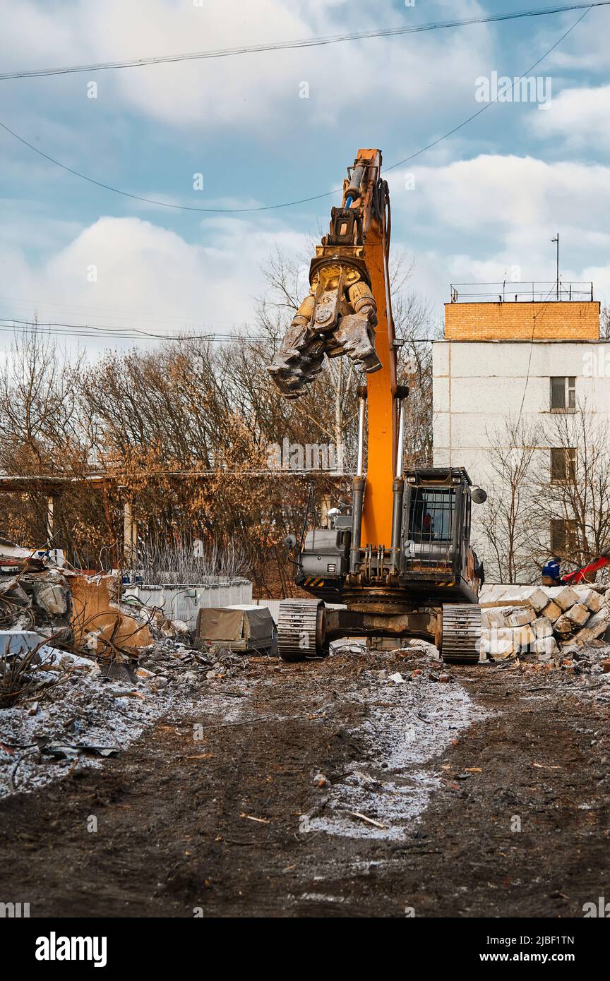 Excavator with hydraulic scissors Stock Photo - Alamy
