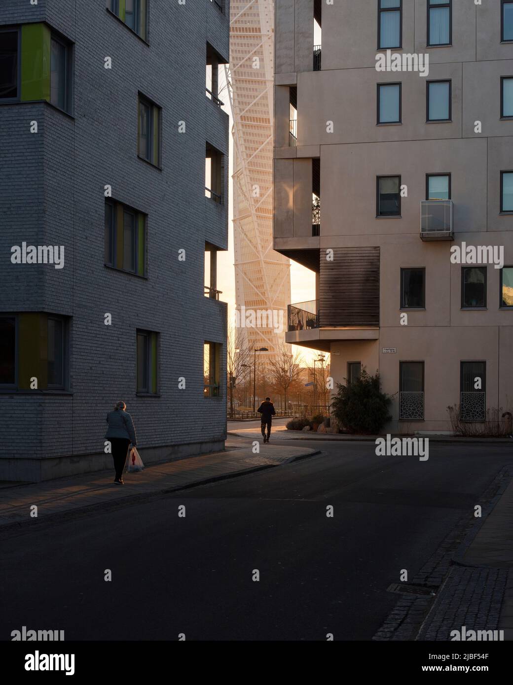 Buildings in shadow hi-res stock photography and images - Alamy