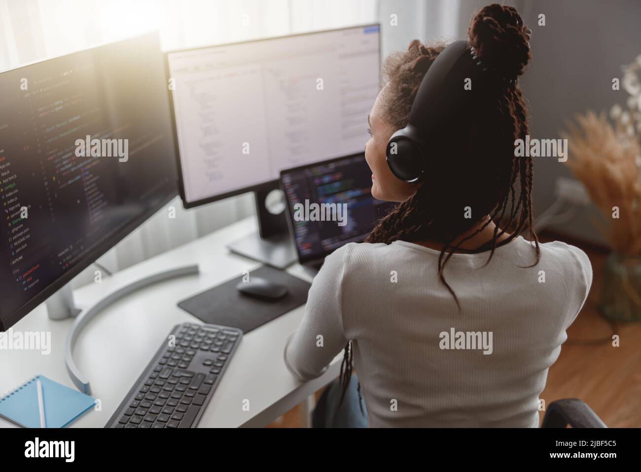 Searching young woman browsing hi-res stock photography and images - Alamy