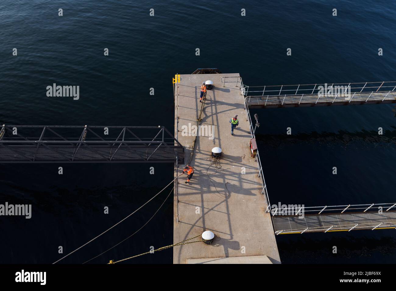 Dock workers horizontal hi-res stock photography and images - Alamy