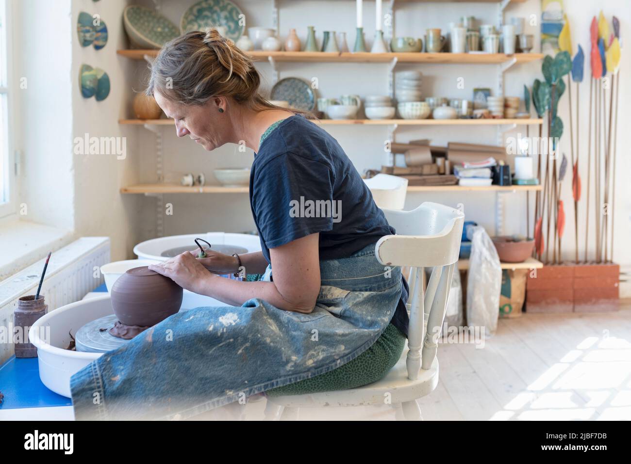 Potter using pottery wheel Stock Photo - Alamy