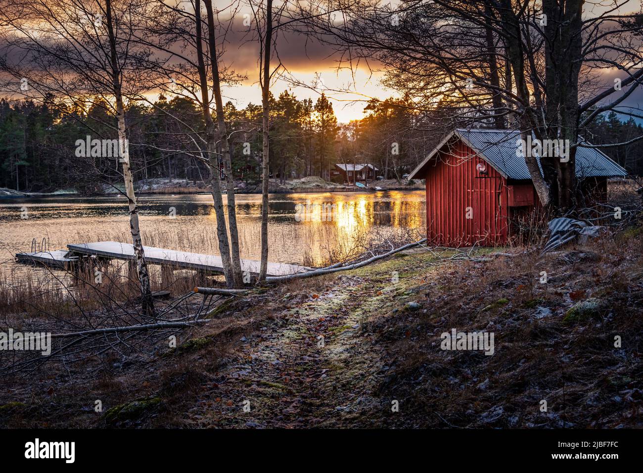 Cabin by lake hi-res stock photography and images - Alamy