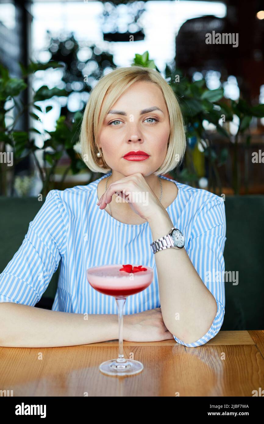 Pretty woman sitting alone at bar hi-res stock photography and images ...