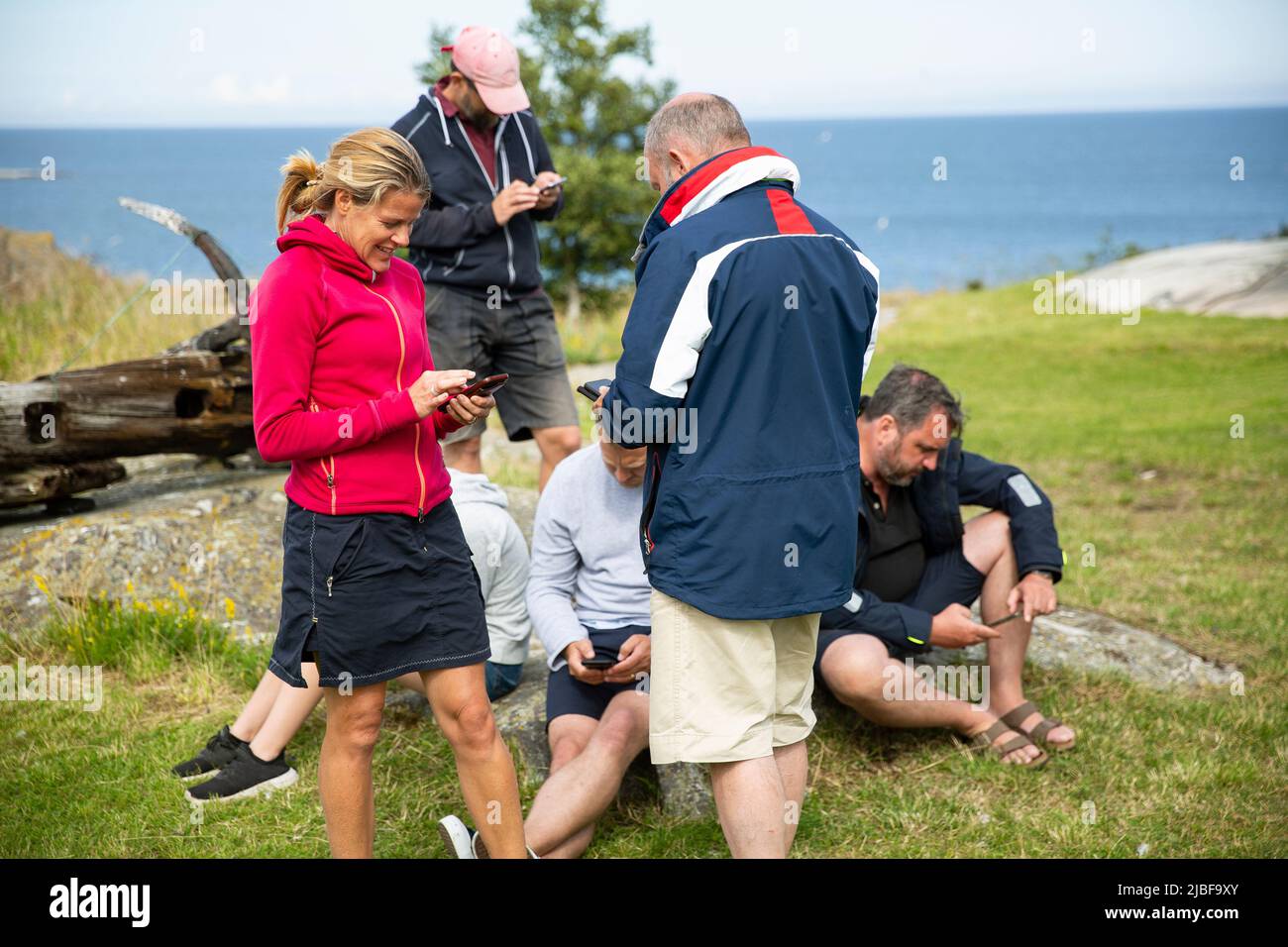 Teenage group using cell phones hi-res stock photography and images - Alamy