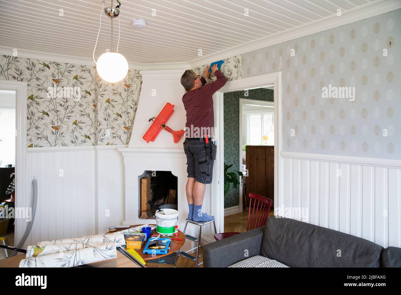 Applying wallpaper hi-res stock photography and images - Alamy