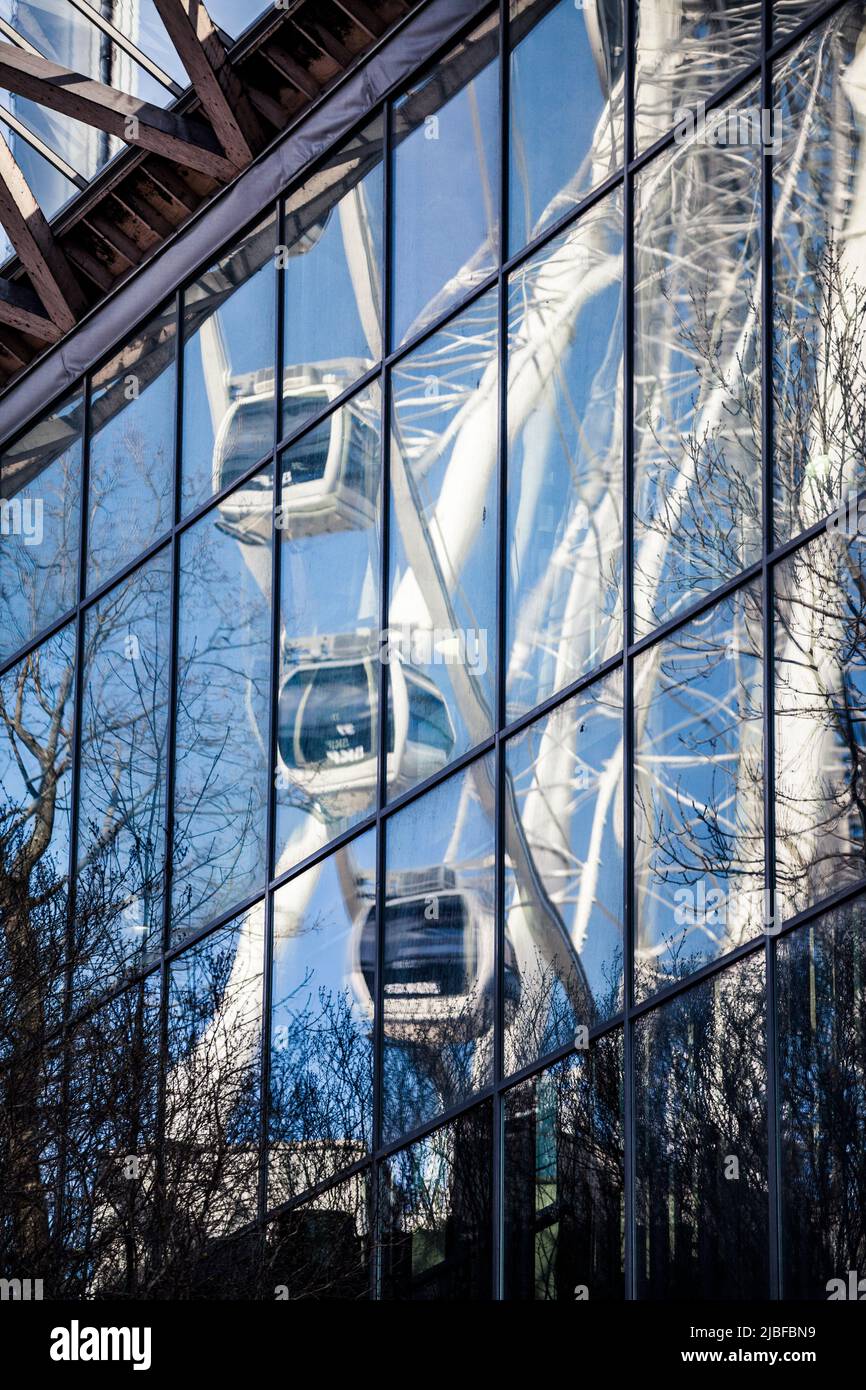 Eye reflection building hi-res stock photography and images - Alamy