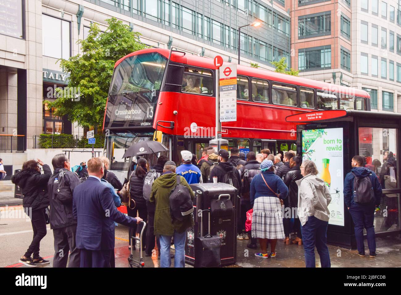 London metro line bus hi-res stock photography and images - Alamy