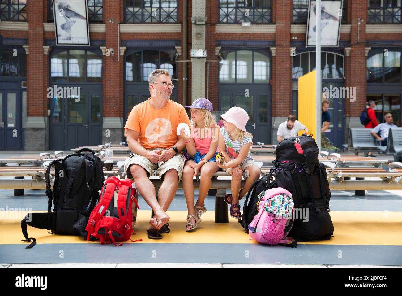 Family sitting on bench hi-res stock photography and images - Alamy