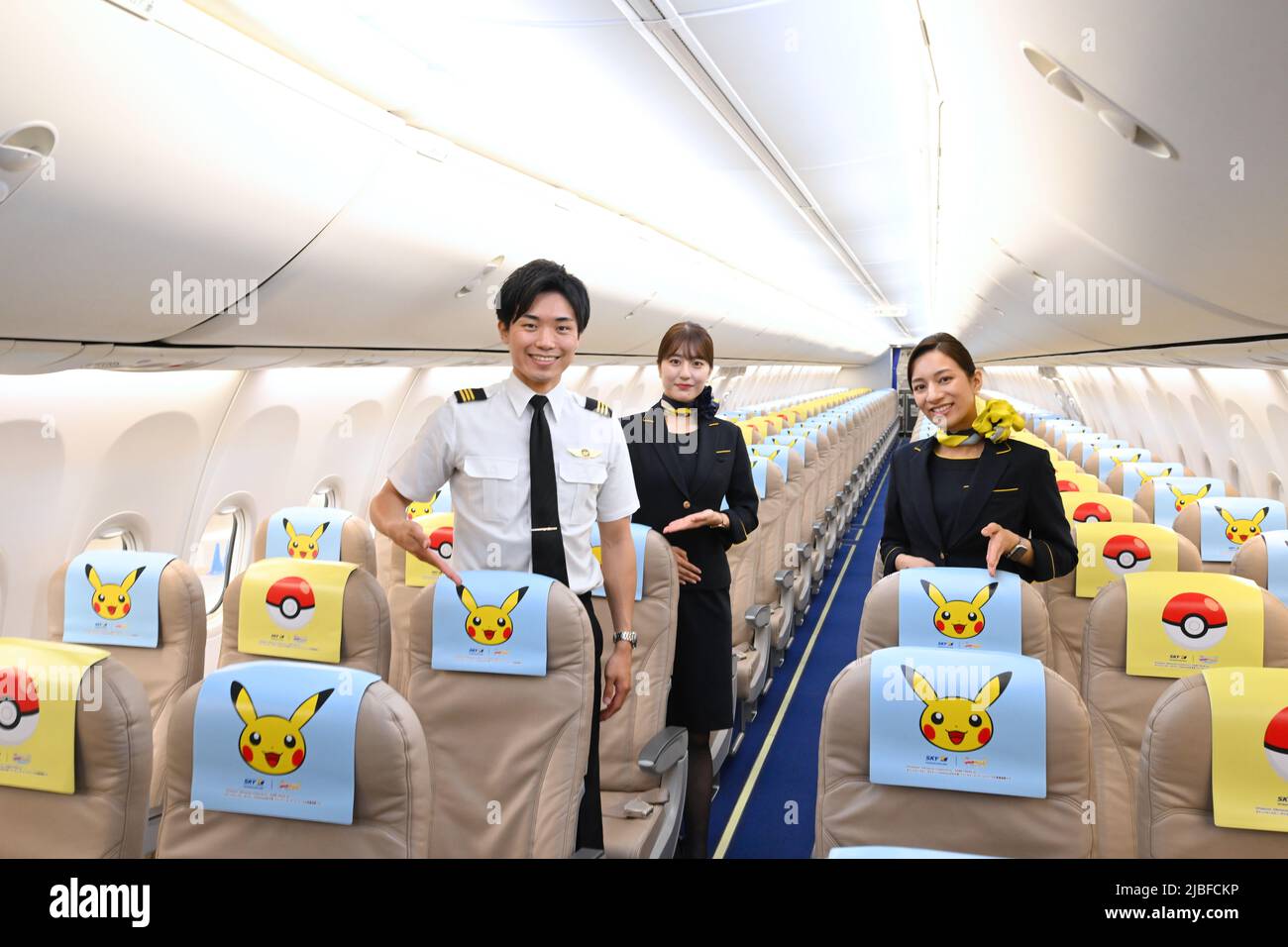 Skymark pilot and flight attendants unveil the cabin of the 2nd ...