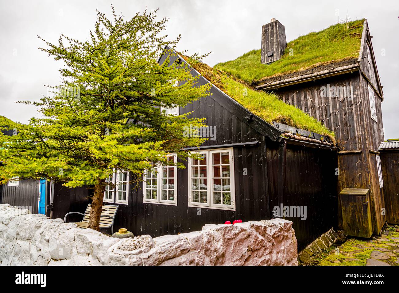 Grass roofs hi-res stock photography and images - Alamy