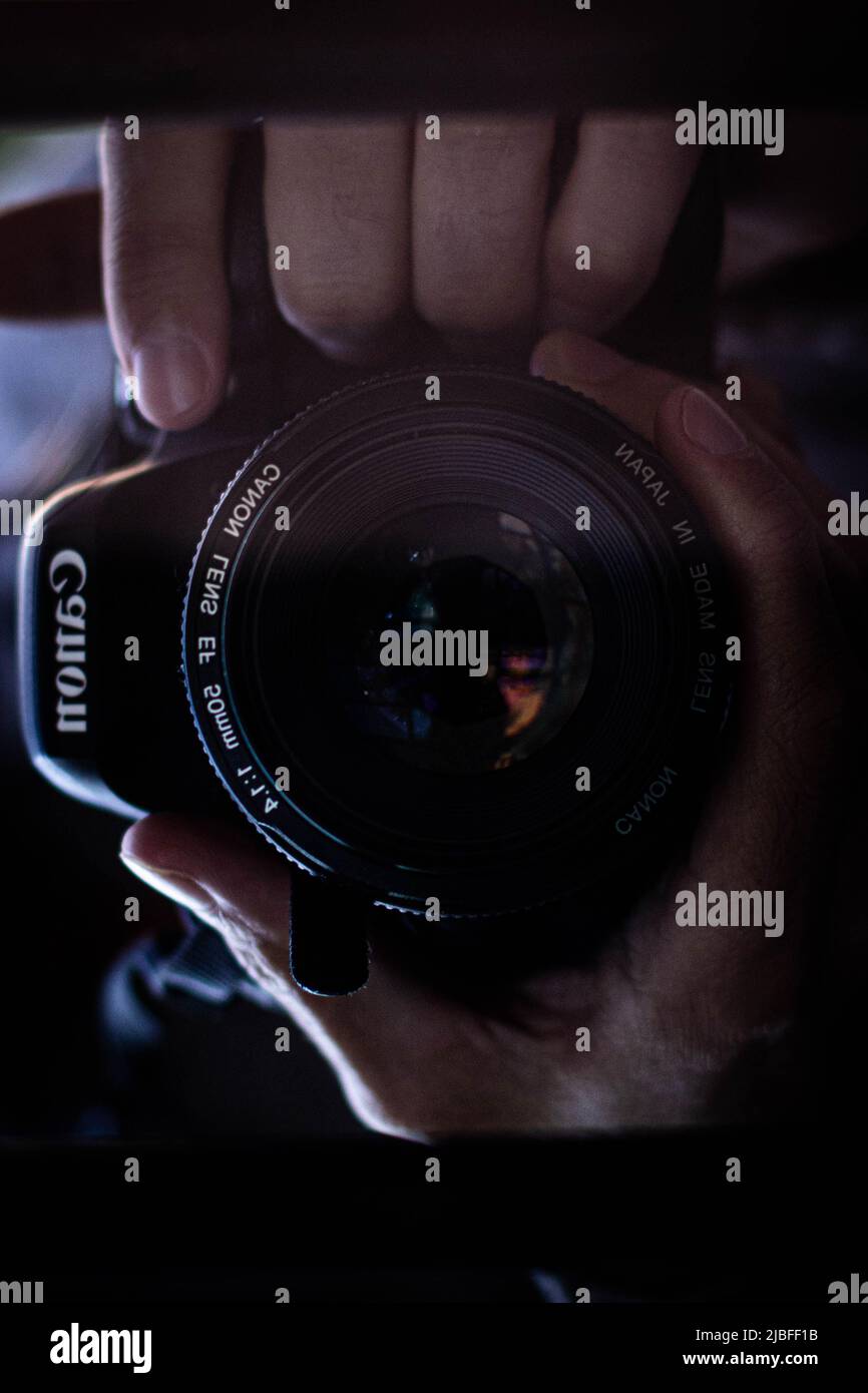 Mirrorless camera photography hi-res stock photography and images - Alamy
