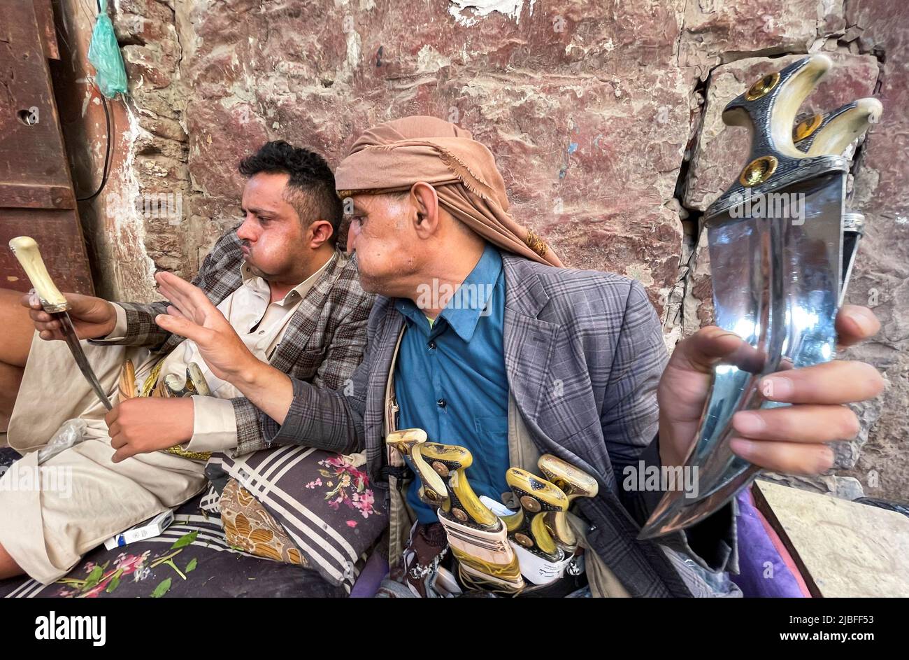 Yemeni traditional dagger hi-res stock photography and images - Alamy