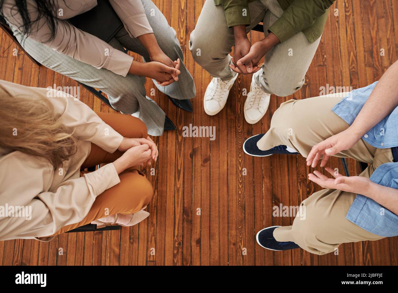 Group people gathered in circle hi-res stock photography and images - Alamy