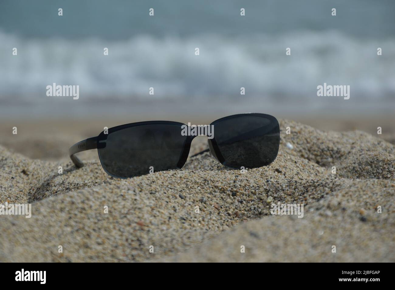 Sunglasses on beach close hi-res stock photography and images - Alamy