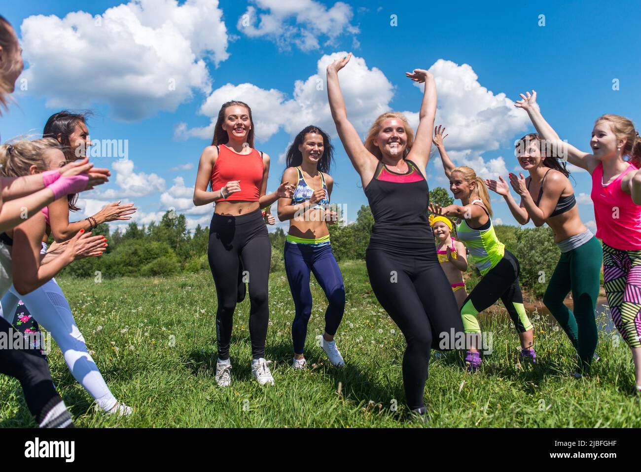 Group of fit womem runners finishing People applauding Stock Photo - Alamy