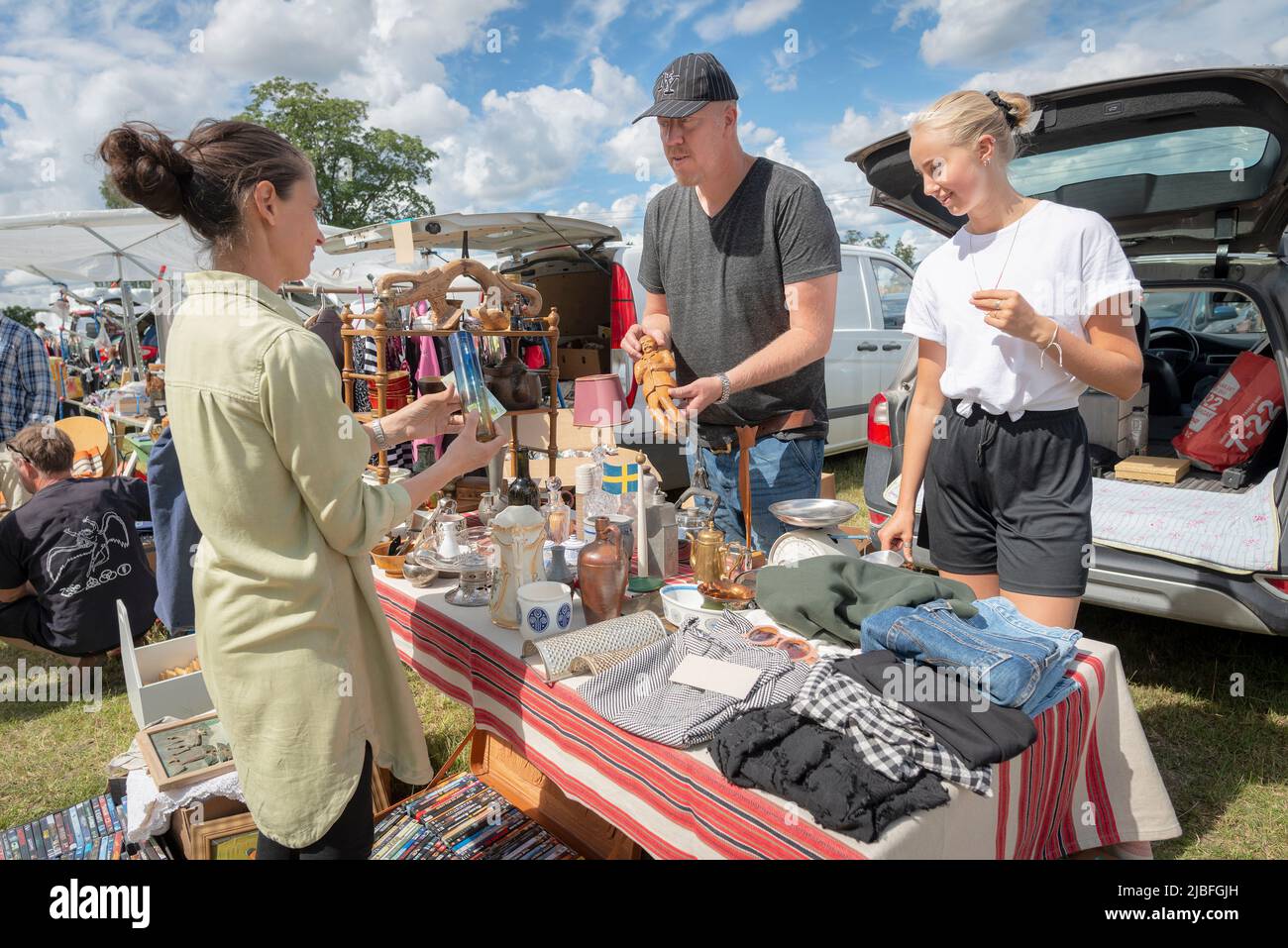 Shopping flea market hi-res stock photography and images - Alamy