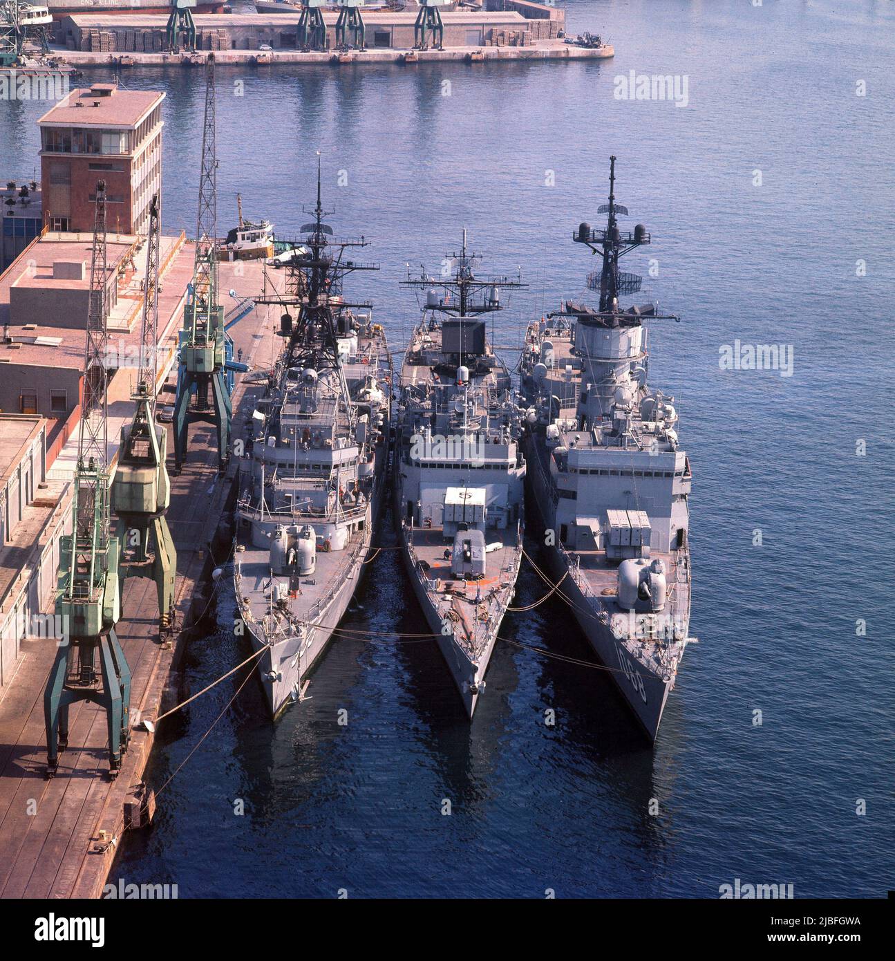 Barcos guerra hi-res stock photography and images - Alamy