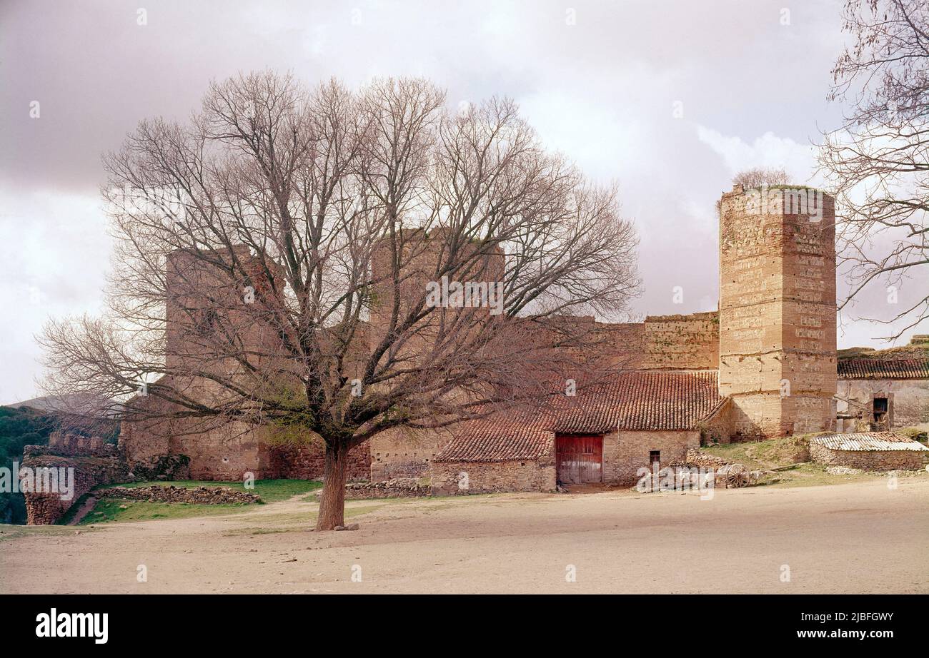 Murallas y murallas del castillo hi-res stock photography and images ...