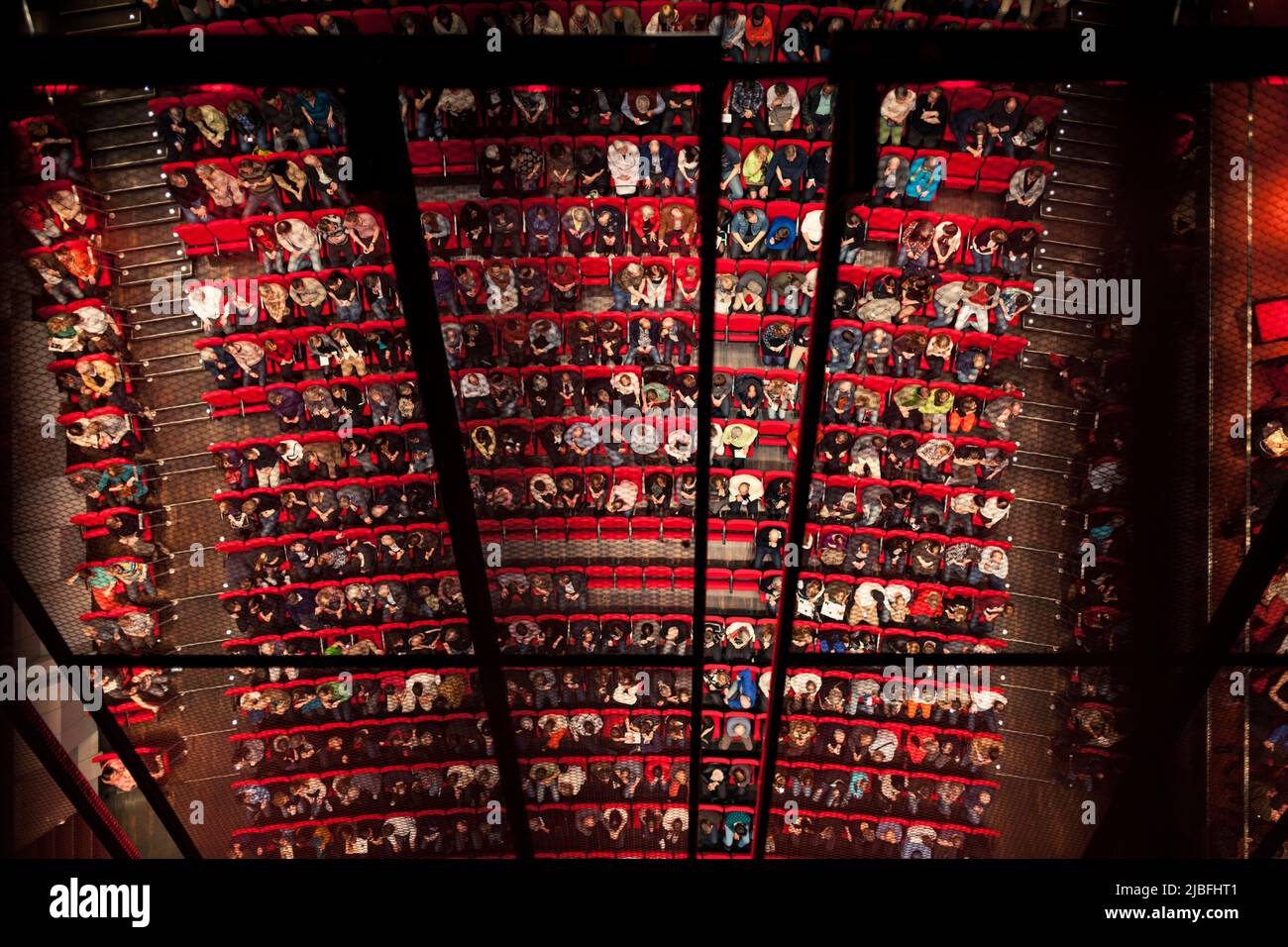 Theatre auditorium crowd hi-res stock photography and images - Alamy