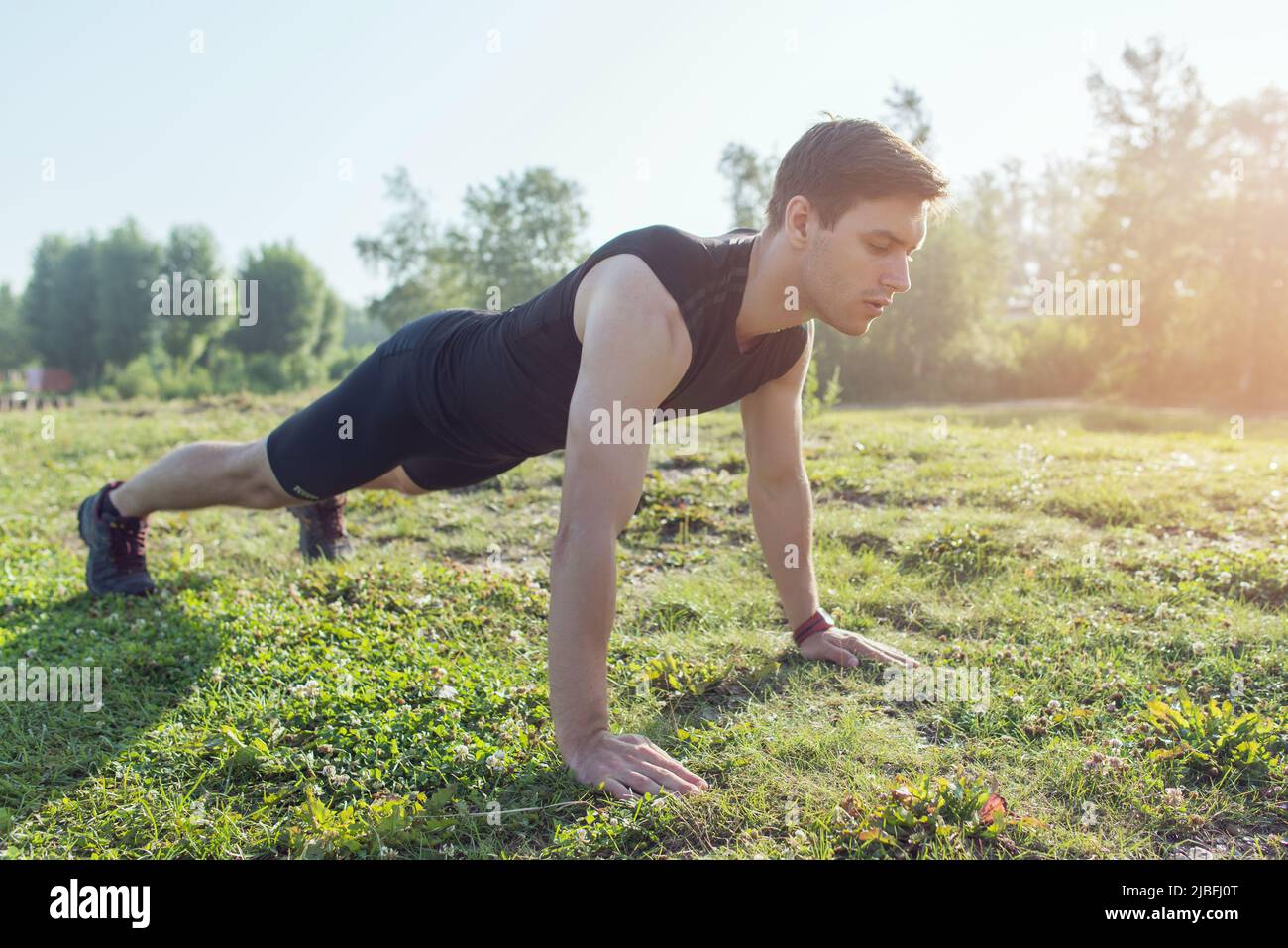 Muscle man exercise outside plank hi-res stock photography and images ...