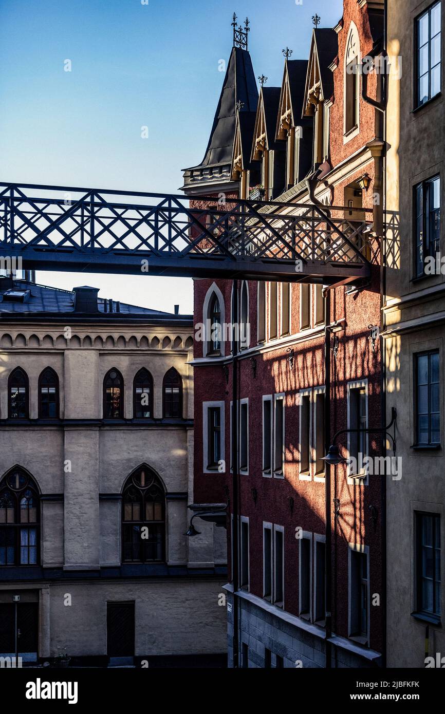 Bridge between buildings hi-res stock photography and images - Alamy